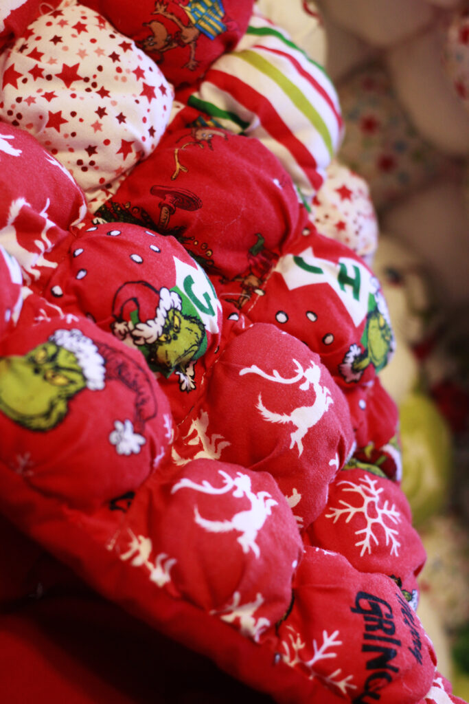 How to Make a Christmas Puff Quilt: Easy DIY Holiday Sewing Project ...